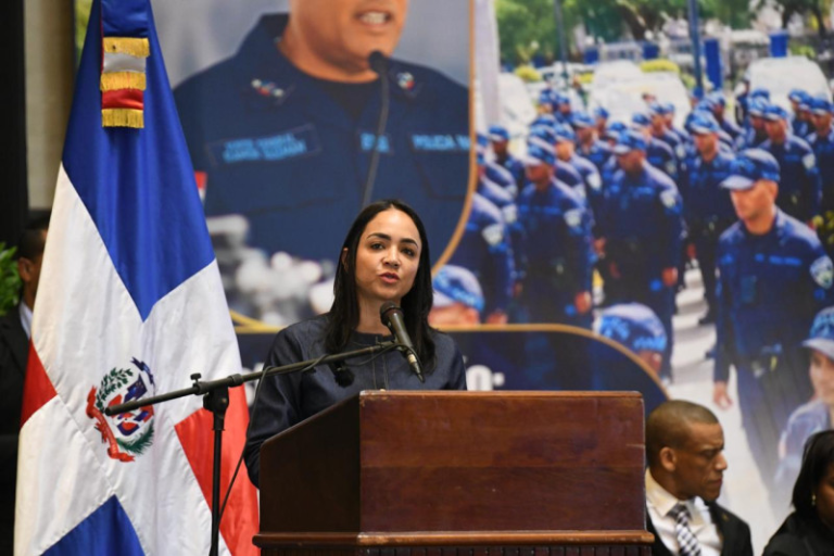 Gobierno gradúa 2,421 agentes bajo la reforma policial; Faride Raful ...